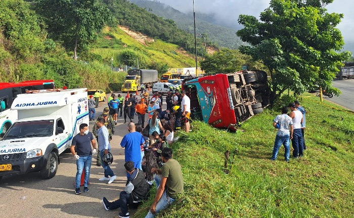 Santander Accidente De Bus Intermunicipal Deja Más De 20 Heridos Rcn