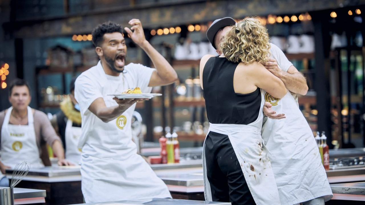 Aida Morales le roba beso apasionado a Tatán Mejía en pleno MasterChef Aida Morales le roba beso apasionado a Tatán Mejía en pleno MasterChef