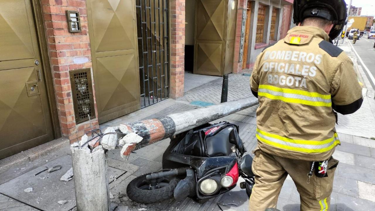 Motero Se Salvó De Morir Aplastado Por Un Poste En Engativá