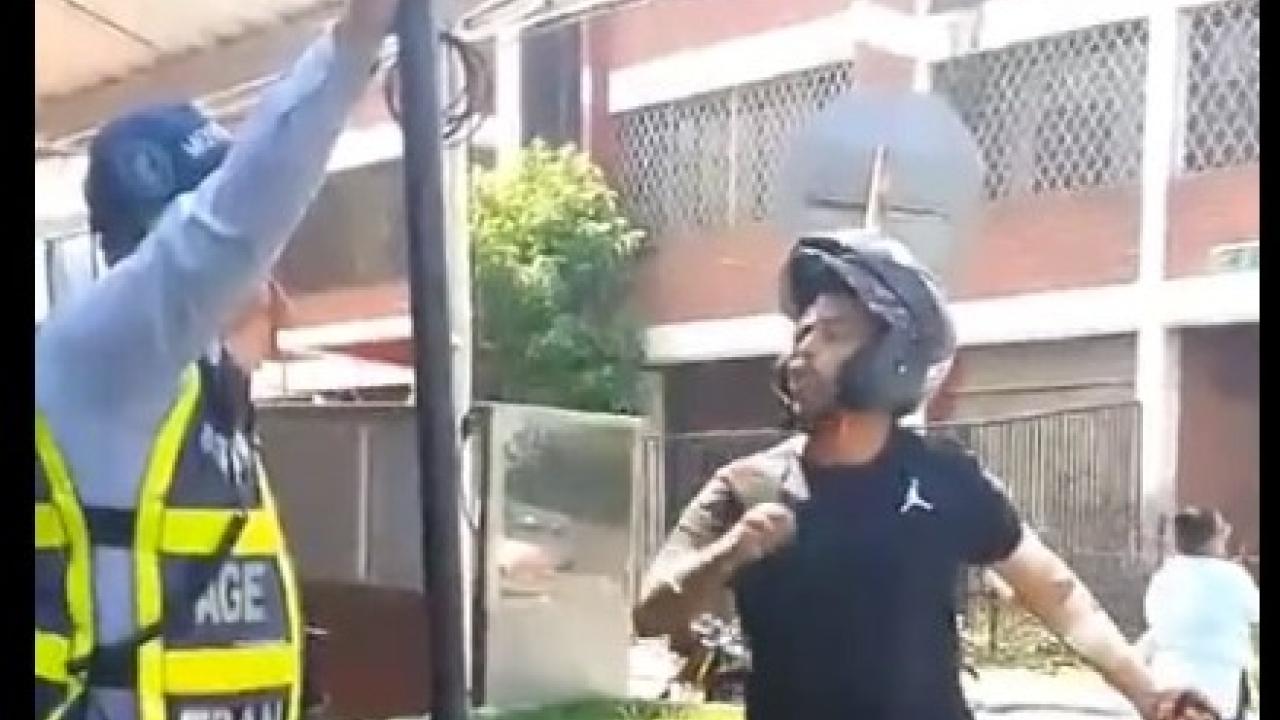 Capturan a hombre que agredió a un agente de tránsito en Cali Capturan a hombre que agredió a un agente de tránsito en Cali