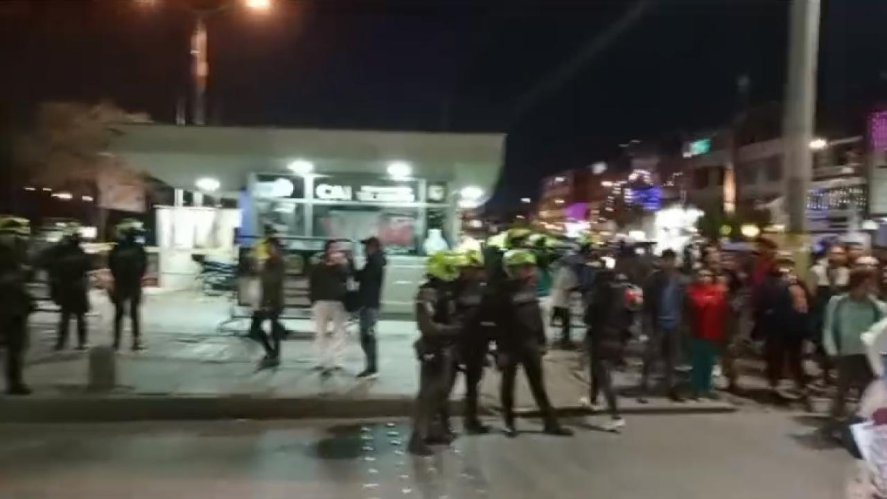 Comunidad Y Policías Se Enfrentaron En Cai Del Sur De Bogotá