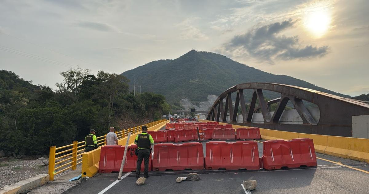 Siguen los bloqueos en la vía Bogotá - Girardot por manifestaciones de ... Siguen los bloqueos en la vía Bogotá - Girardot por manifestaciones de ...